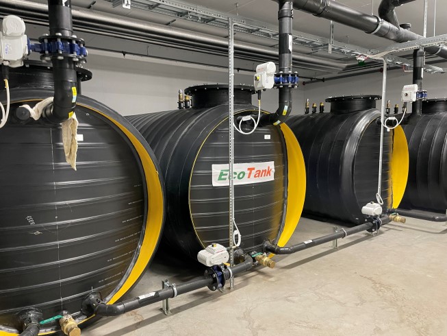 Husen med regnvattenspolning och akviferlager